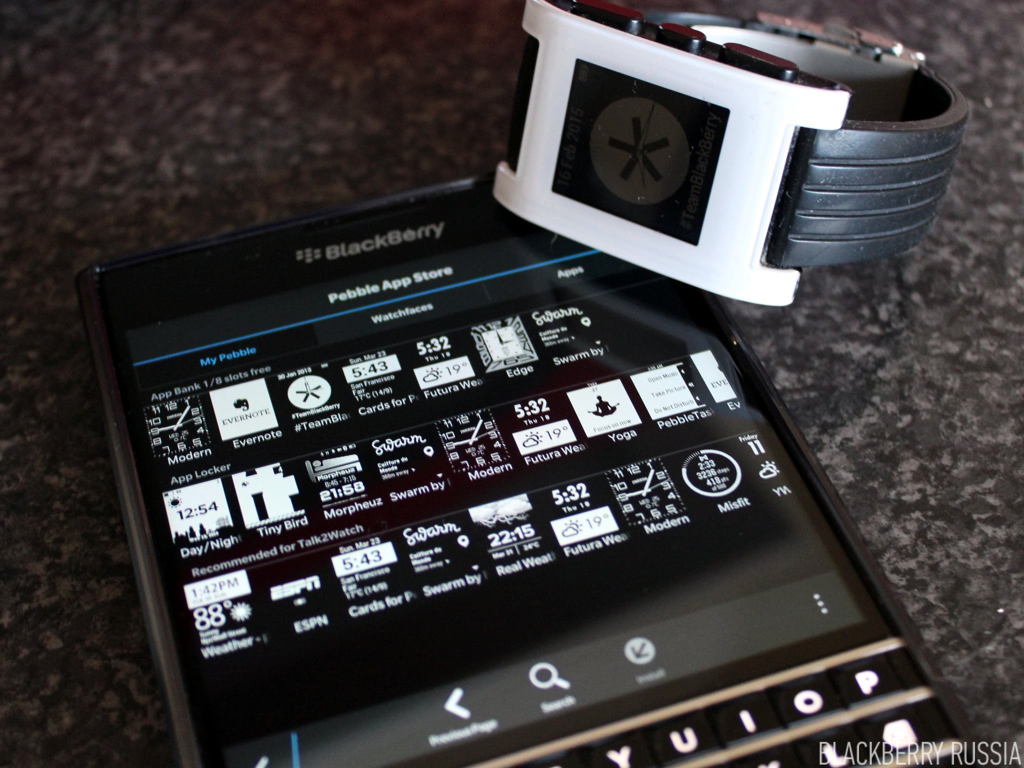 Pebble – совместимые с BlackBerry умные часы.
